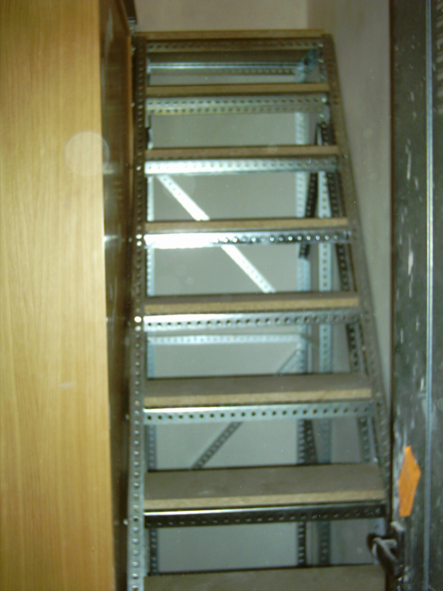 Escaleras de angulo ranurado para altillo a medida | estanterias ...